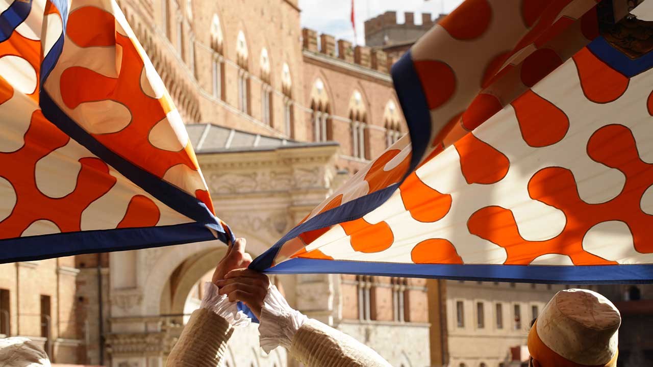 Messa per la festa titolare della contrada del Leocorno | IVO Play Messa per la festa titolare della contrada del Leocorno | IVO Play